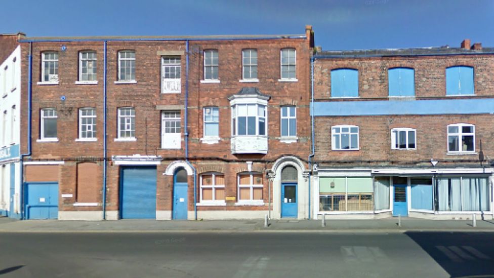 Legal bid to save Grimsby port buildings - BBC News