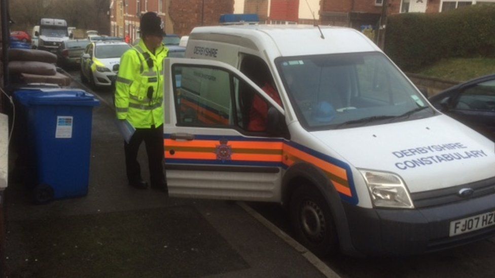 Man's body found after Derby house fire - BBC News