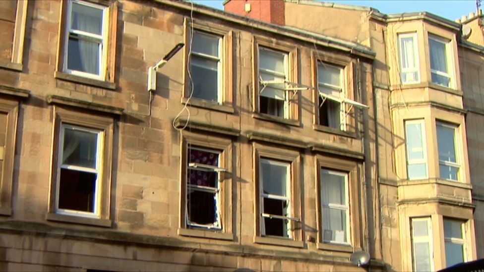 Two people in critical condition after Glasgow flats fire - BBC News