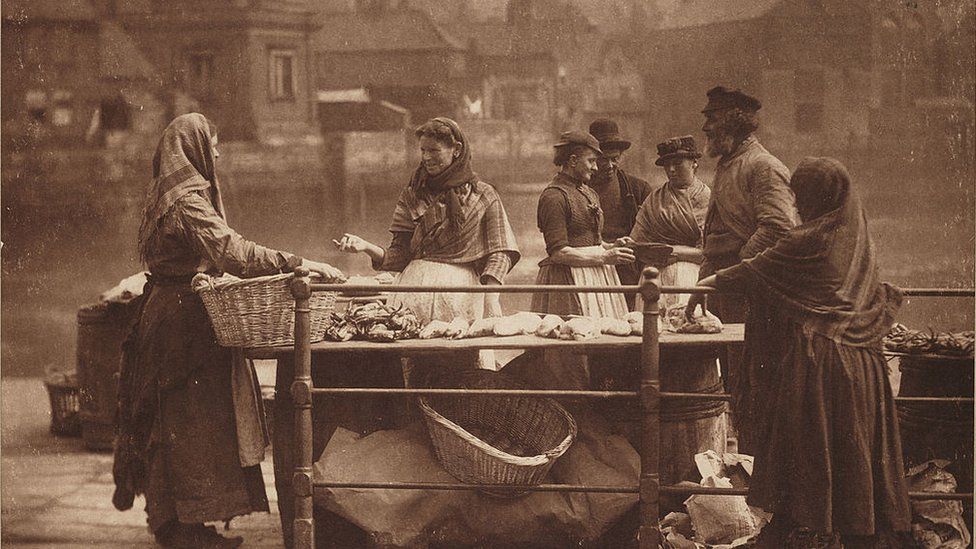 Frank Meadow Sutcliffe: Whitby photographer’s medals auctioned - BBC News