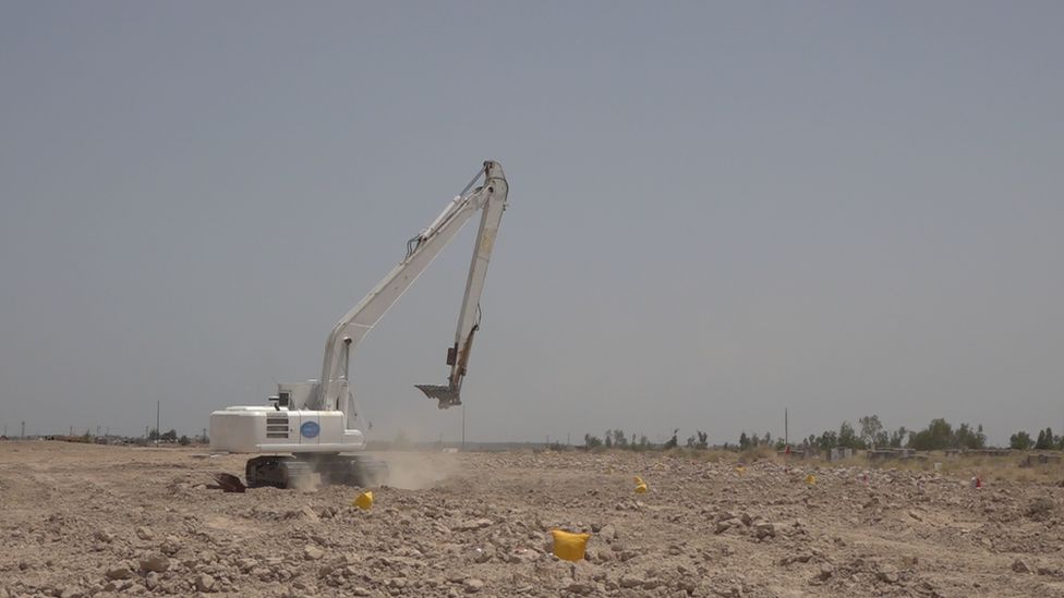 Experiencing the work of a landmine clearance charity - BBC News