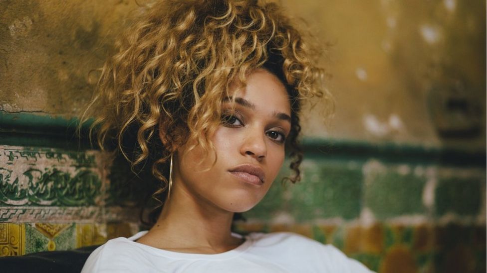 Pop star Izzy Bizu wins BBC Introducing Award - BBC News