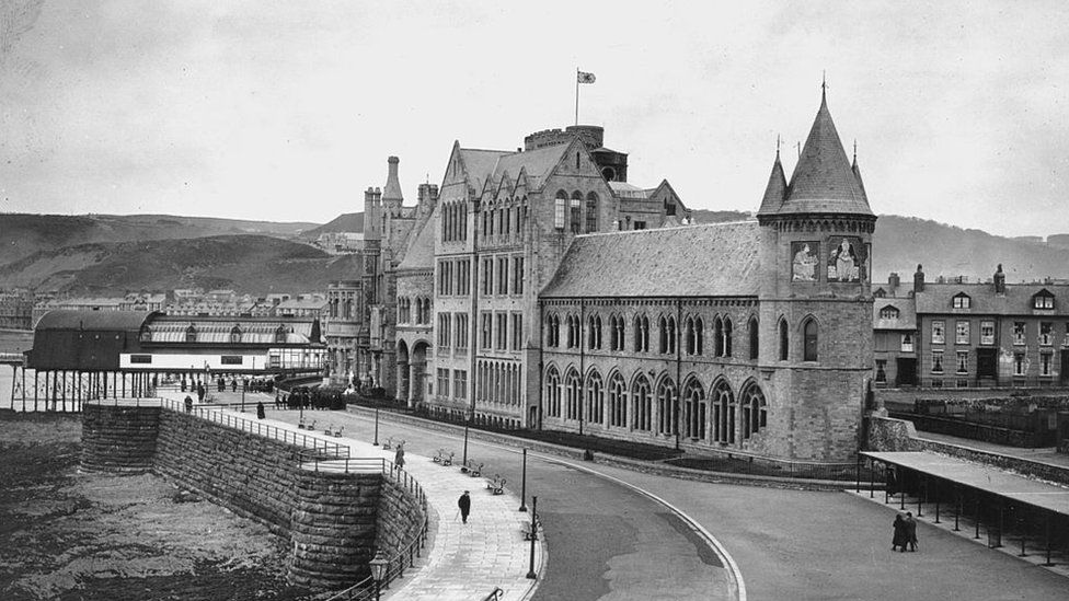 Dathlu pen-blwydd Prifysgol Aberystwyth yn 150 - BBC Cymru Fyw