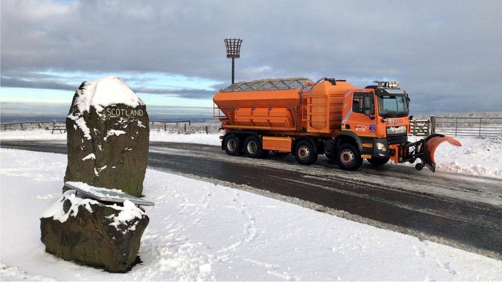 Dartmoor: Snow day-trippers urged not to visit the moor - BBC News