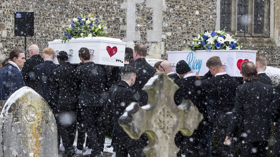 Funeral held for Hayes death crash teenagers - BBC News