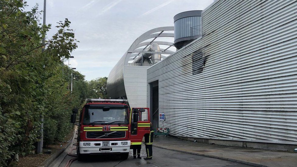 Basingstoke waste depot closed by fire in rubbish - BBC News
