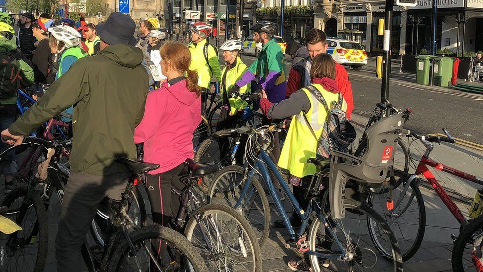Extinction Rebellion activists in Tyne Bridge cycle protest - BBC News