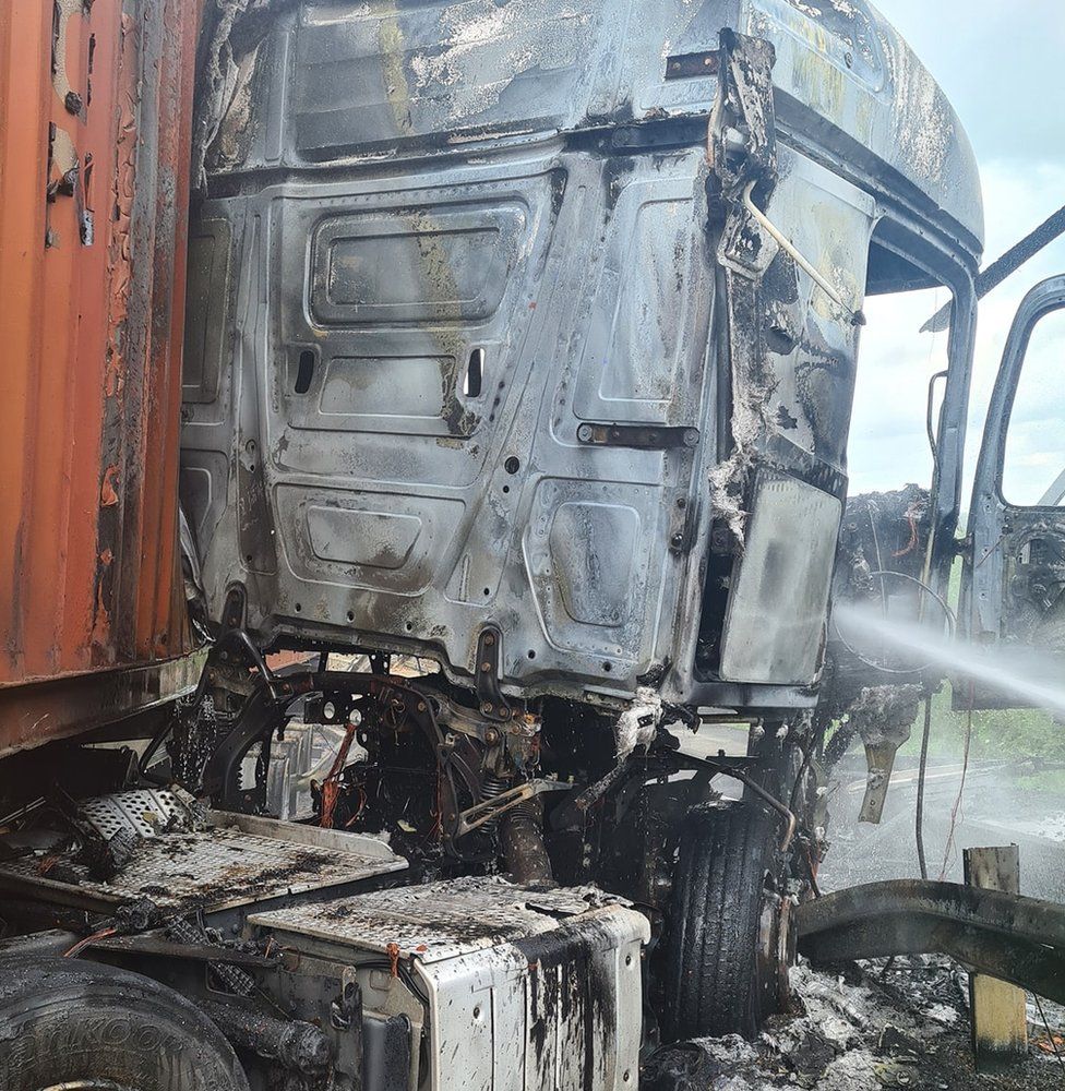'Everyone safe' after lorry is destroyed by fire on the M1 - BBC News