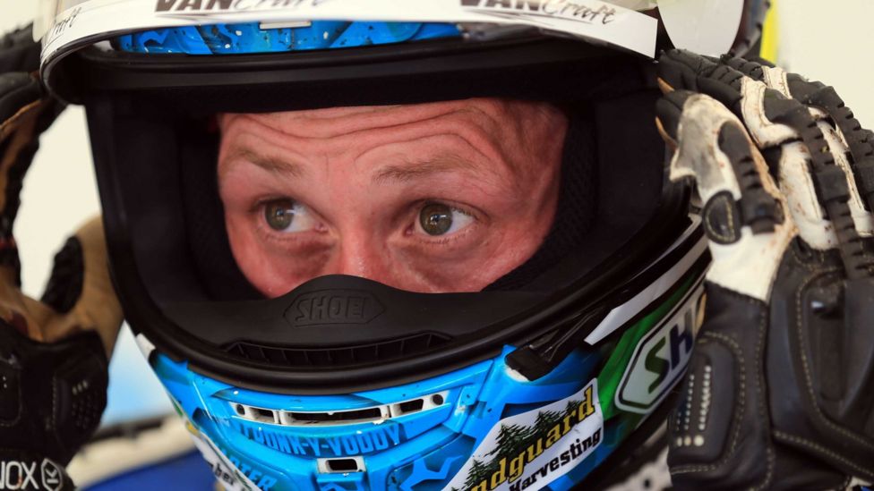 TT 2018: Kent racer Steve Mercer 'critical' after TT car crash - BBC News