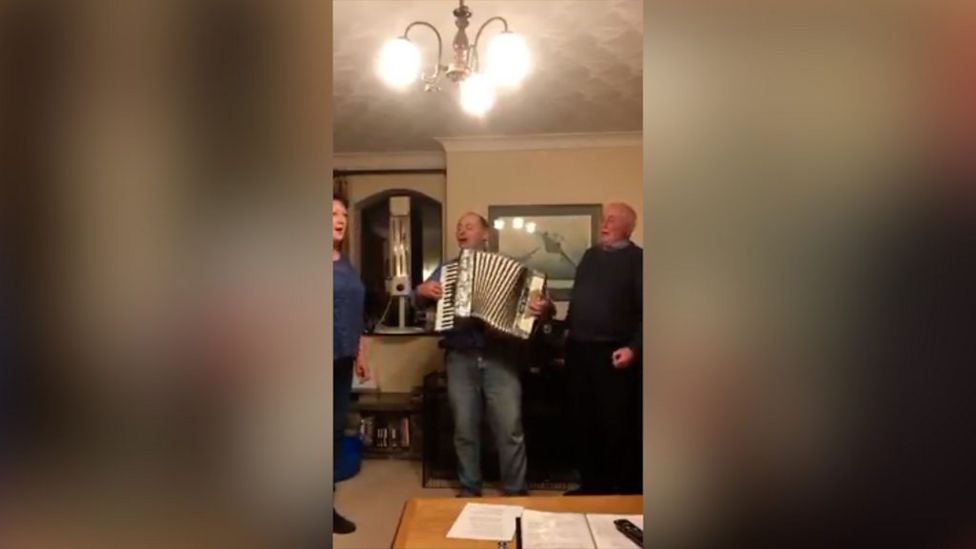 Coronavirus: Choir keeps 'spirit alive' rehearsing online - BBC News