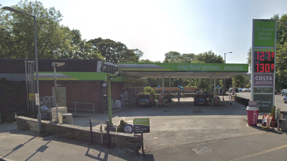 Attempted robbery at St Austell service station - BBC News