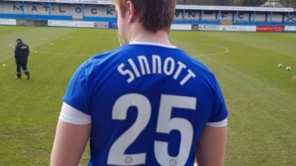Jordan Sinnott: Terminally-ill mum parachutes in son's memory - BBC News
