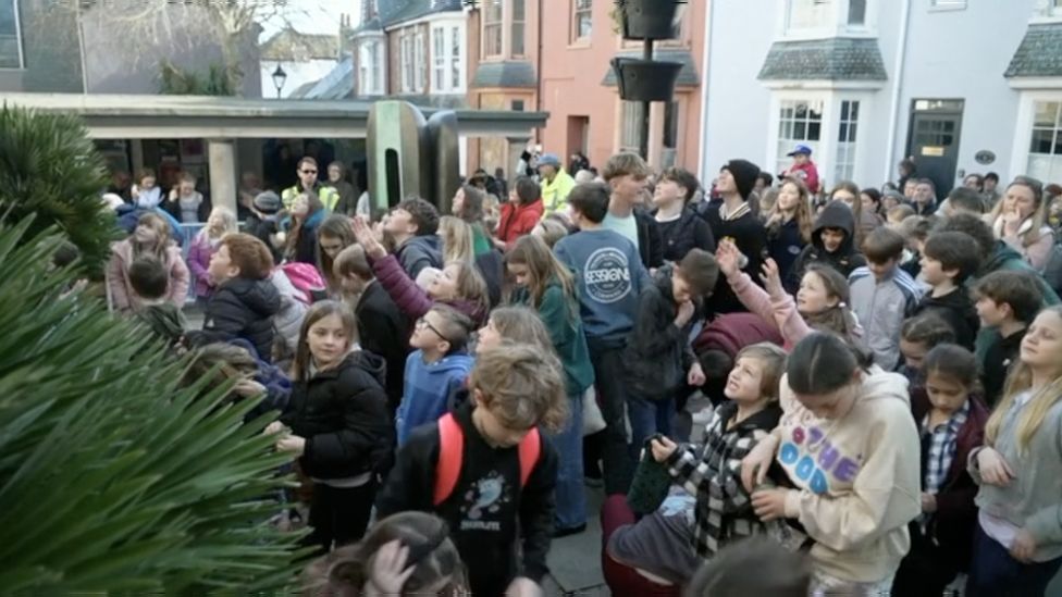 St Ives: Hurling the Silver Ball tradition kept alive - BBC News