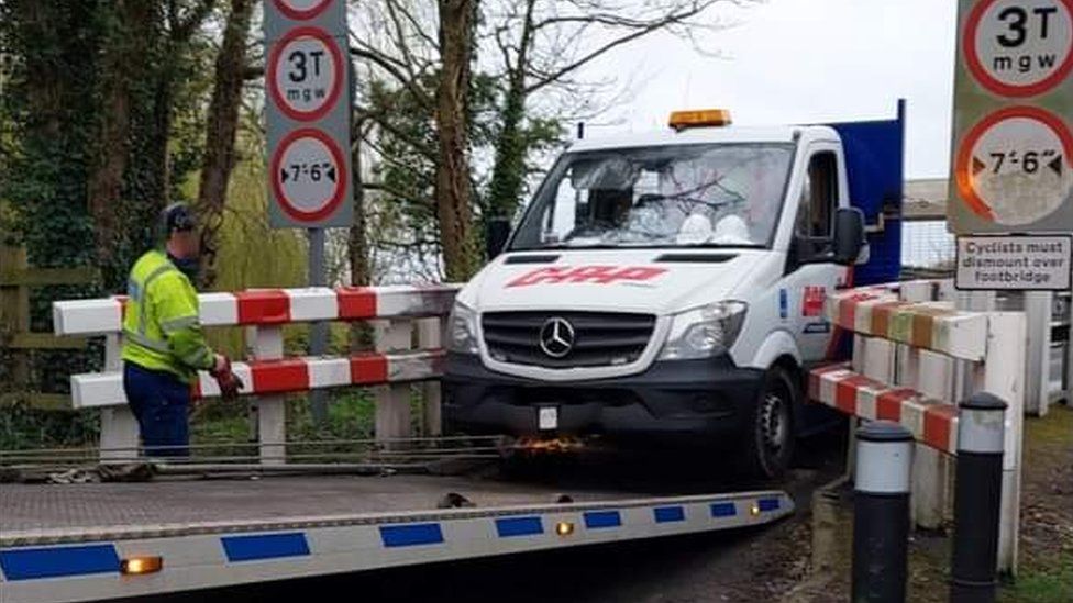Van driver freed after narrow bridge blunder in village - BBC News