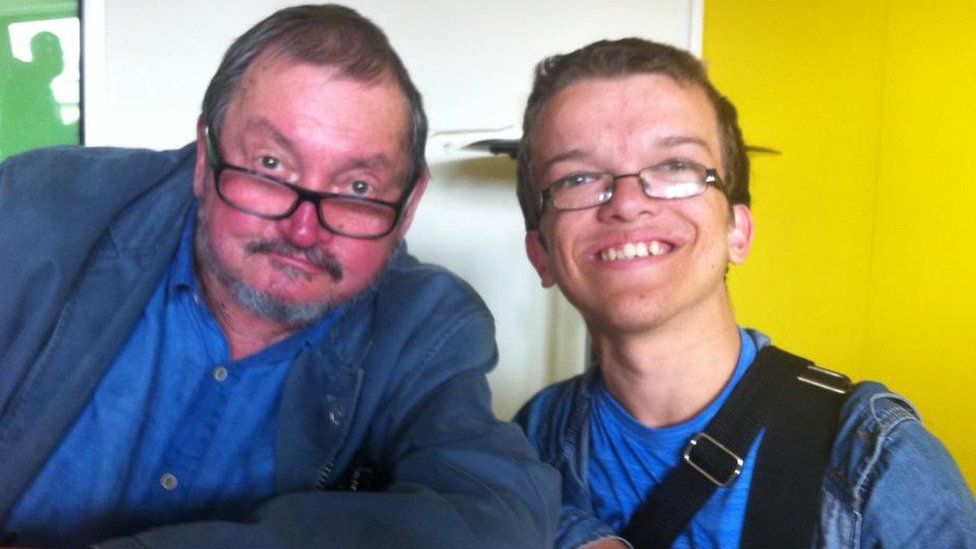 Derby man with dwarfism wins benefits battle - BBC News