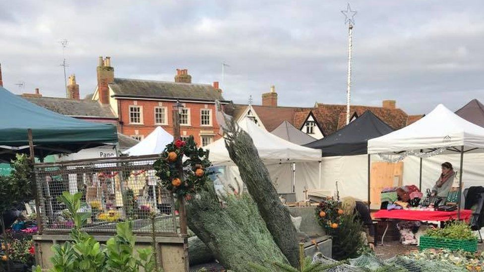 Christmas tree replaced by flagpole in Framlingham - BBC News