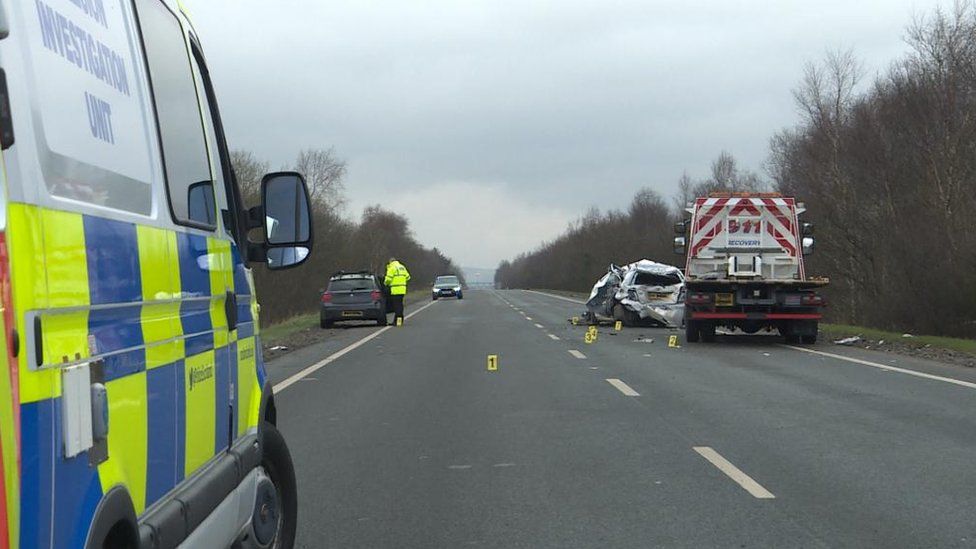 Driver was checking mobile phone at time of fatal crash - BBC News