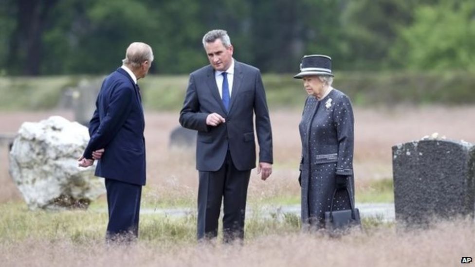 Queen visits Germany's Bergen-Belsen concentration camp site - BBC News