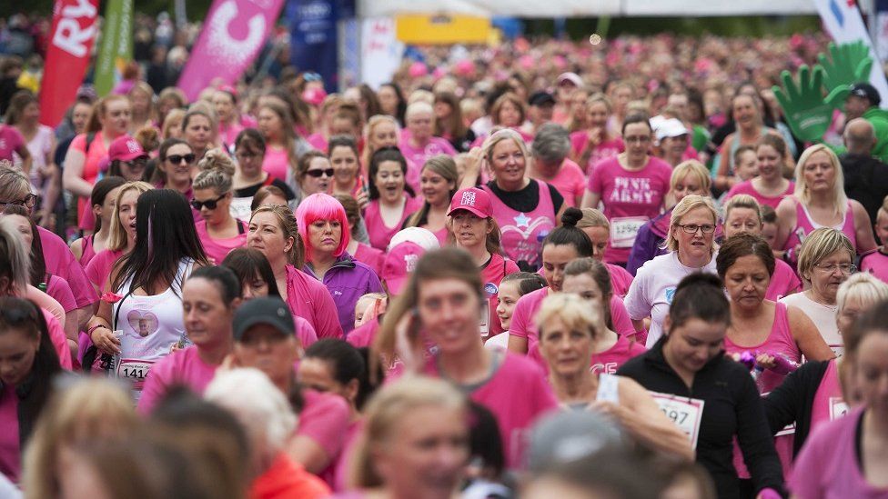 Race for Life turns Glasgow Green pink - BBC News