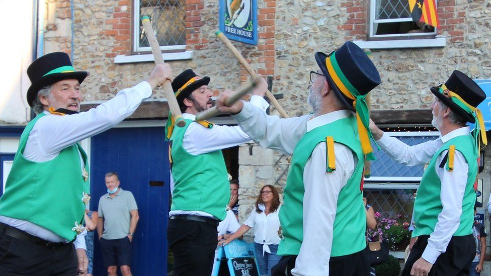 Exeter Morris dancers invite women to join group - BBC News