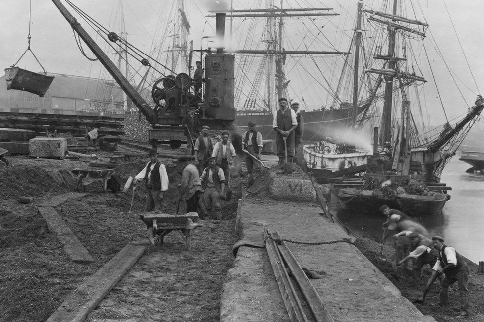 Ipswich docks: Historical photographic archive put online - BBC News