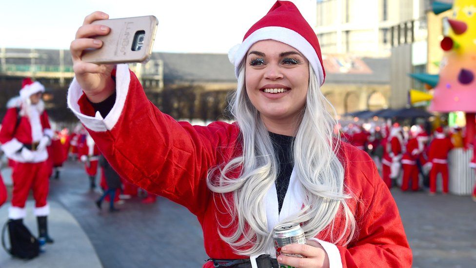 SantaCon: Thousands of Santas take to London's streets - BBC News