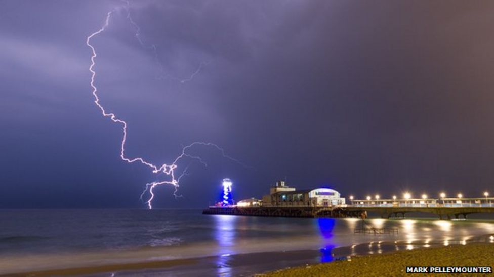 Lightning hits UK: In pictures - BBC News