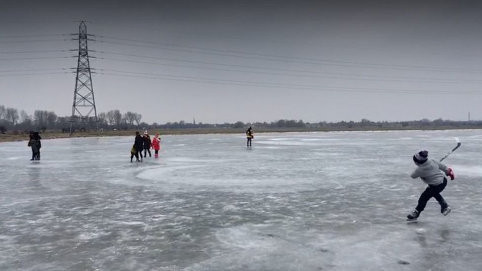 'The joy of fen skating is a great metaphor for life' - BBC News