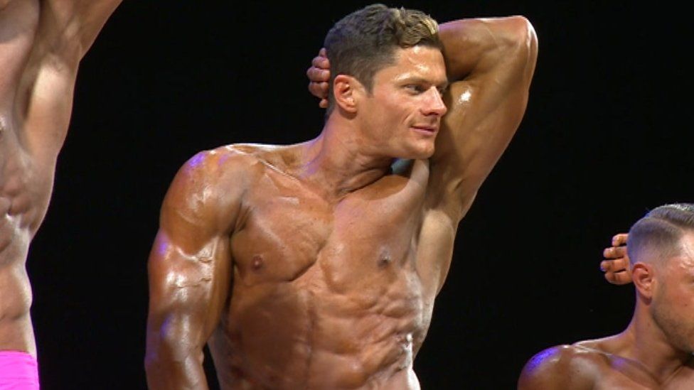 Have-a-go-hero bodybuilder back on stage - BBC News