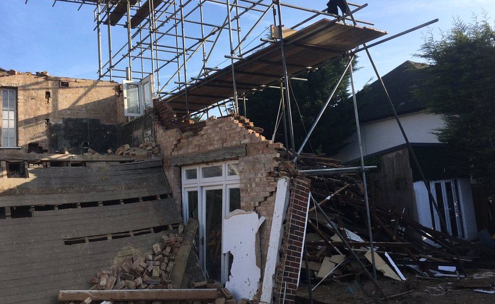 '£1m house' in Kingston collapses into rubble - BBC News