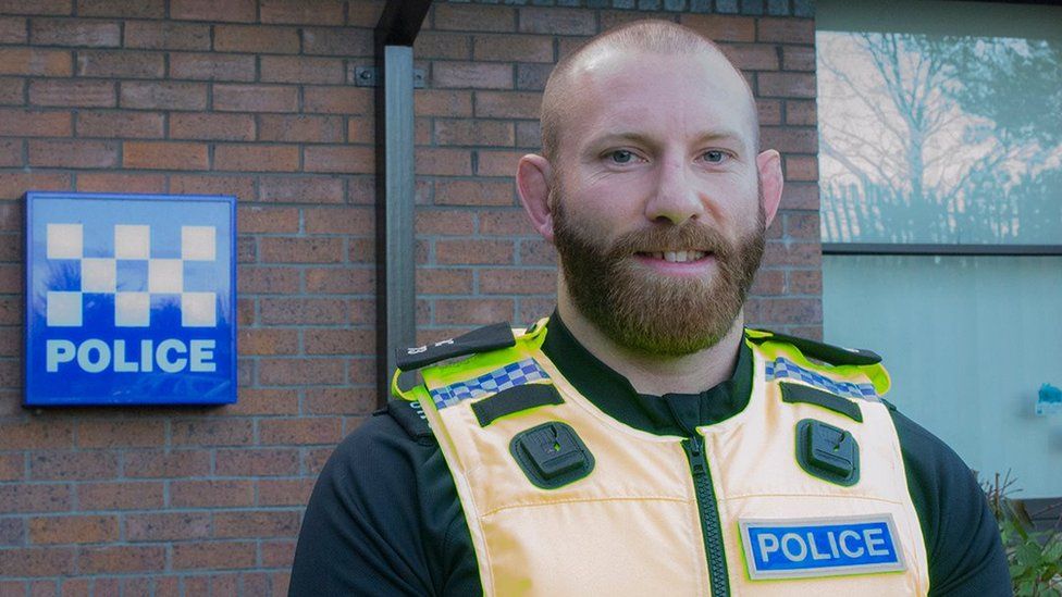Newcastle Falcons' Rob Hawkins becomes special constable - BBC News