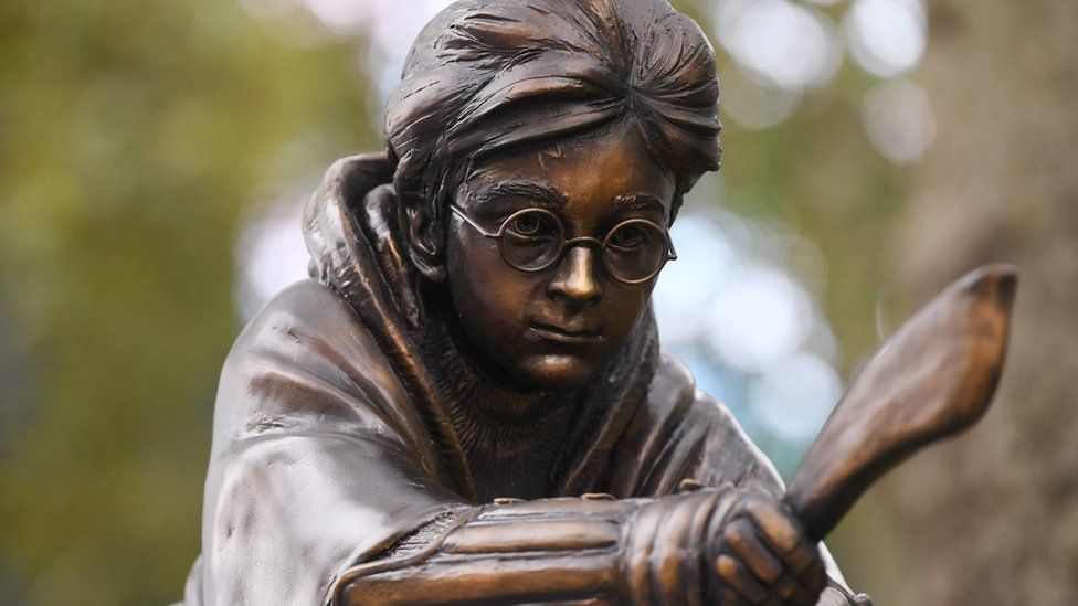 Harry Potter statue unveiled in London's Leicester Square - BBC Newsround