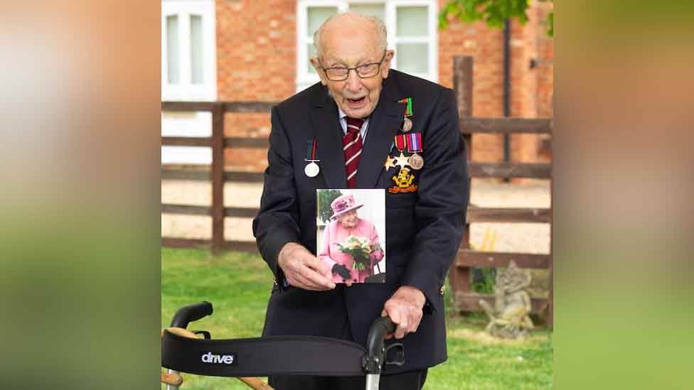 Coronavirus: Knitters pay tribute to Capt Tom and key workers - BBC News