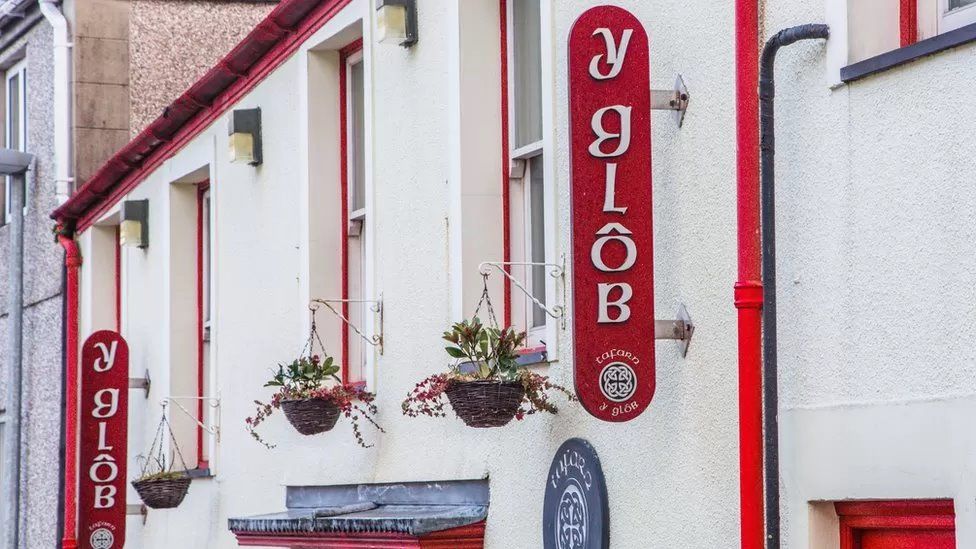 Mentro i redeg tafarn Y Glôb ar adeg heriol - BBC Cymru Fyw