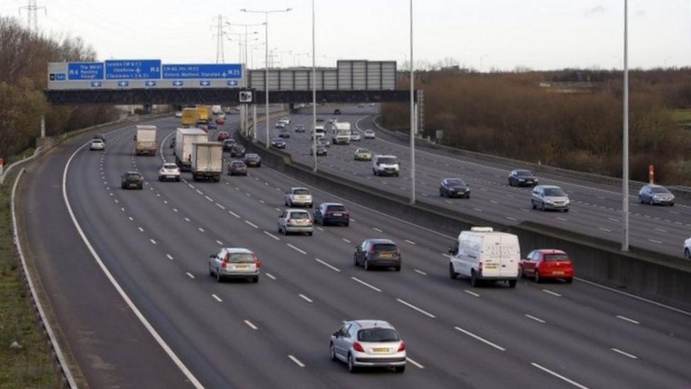 Fifteen arrested at M40 services over 'illegal' UK entry - BBC News