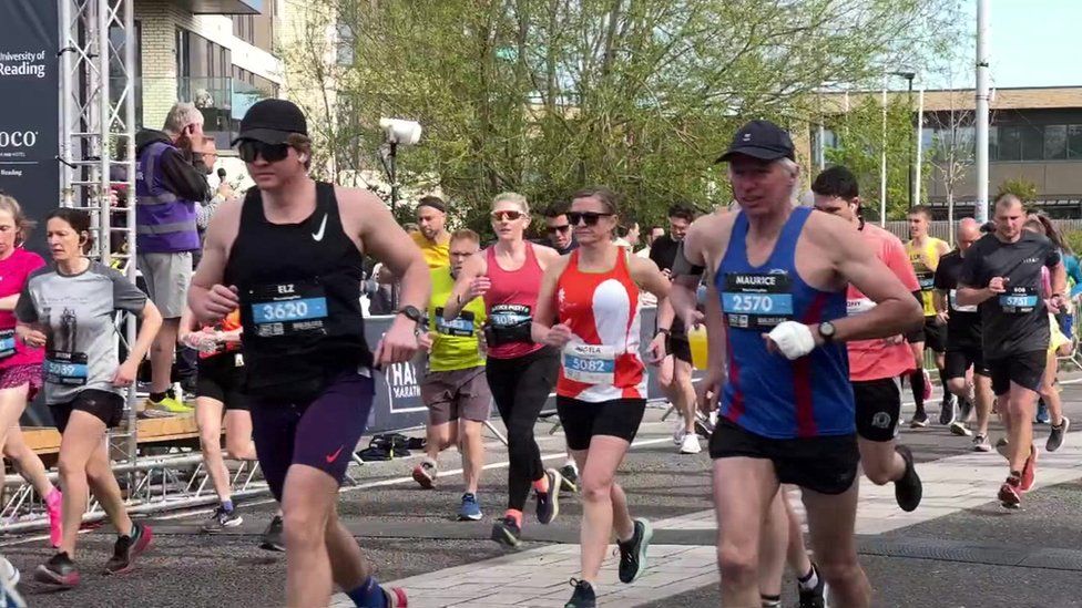 Thousands of runners compete in Reading half marathon - BBC News