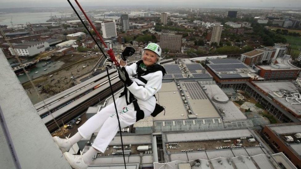 World's oldest abseiler 'Daring' Doris Long dies aged 104 - BBC News
