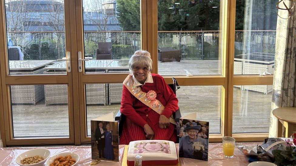 Oadby: Woman celebrates 105th birthday with surprise party - BBC News
