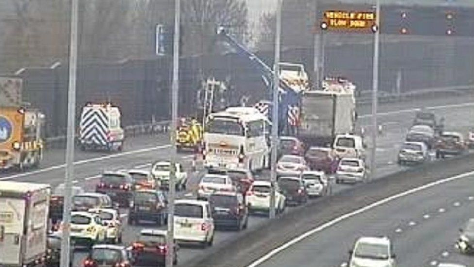 Coach fire closed part of M25 near Heathrow Airport - BBC News