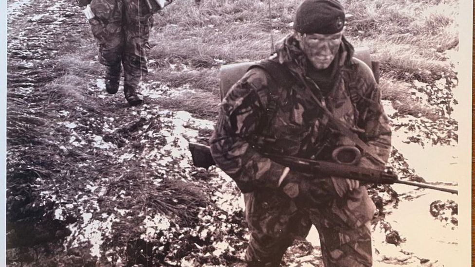 Falklands veteran on the victory picture that went global - BBC News
