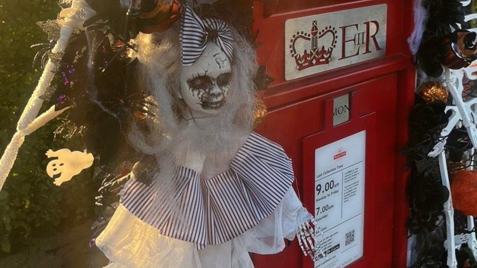 Waltham mum turns post box decorating hobby into fundraiser - BBC News