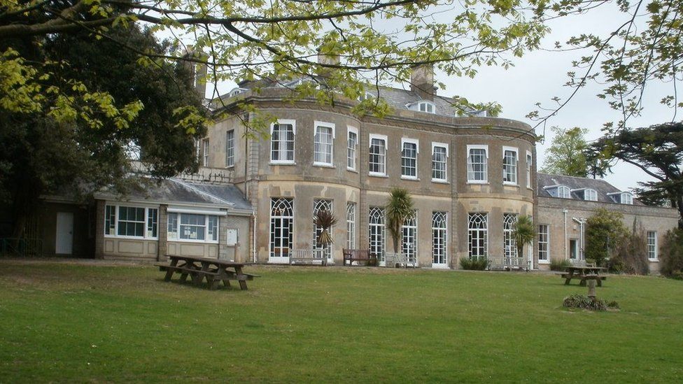 Poole's Upton Country Park and house renovation plan - BBC News