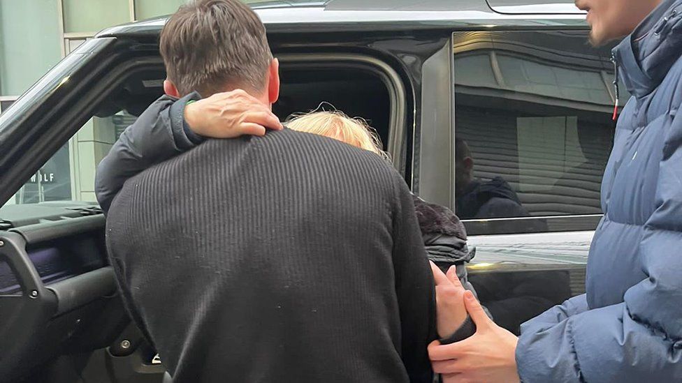 Gary Neville comes to woman's rescue at restaurant - BBC News