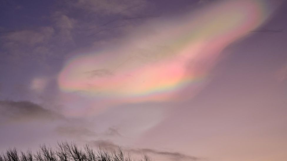 Rare 'mother-of-pearl' cloud spotted in Scotland - BBC News