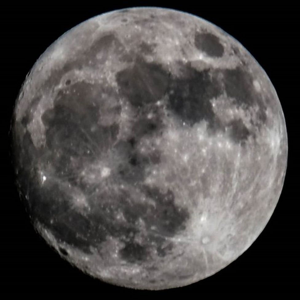 In pictures: The 'supermoon' - BBC News