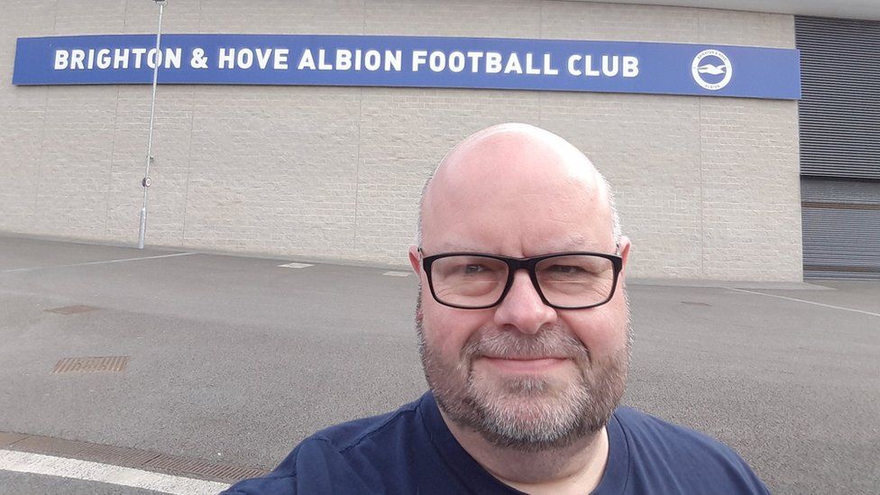 Open-top bus tour to celebrate Brighton and Hove Albion - BBC News