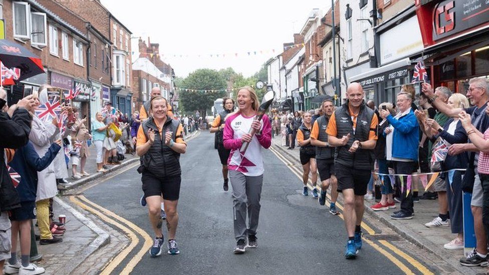 Commonwealth Games' baton-bearers to get souvenir replica - BBC News