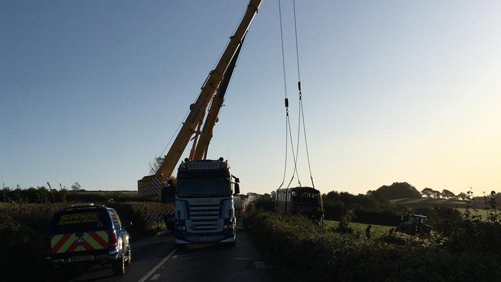 Totnes bus crash: Emergency services 'heroes', says passenger - BBC News