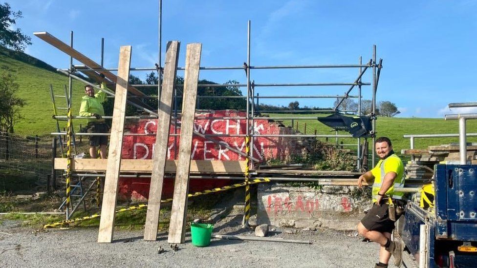 Dechrau ar y gwaith o warchod wal Cofiwch Dryweryn - BBC Cymru Fyw