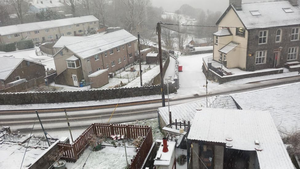 Wales weather: Snow and ice warnings after temperatures drop - BBC News